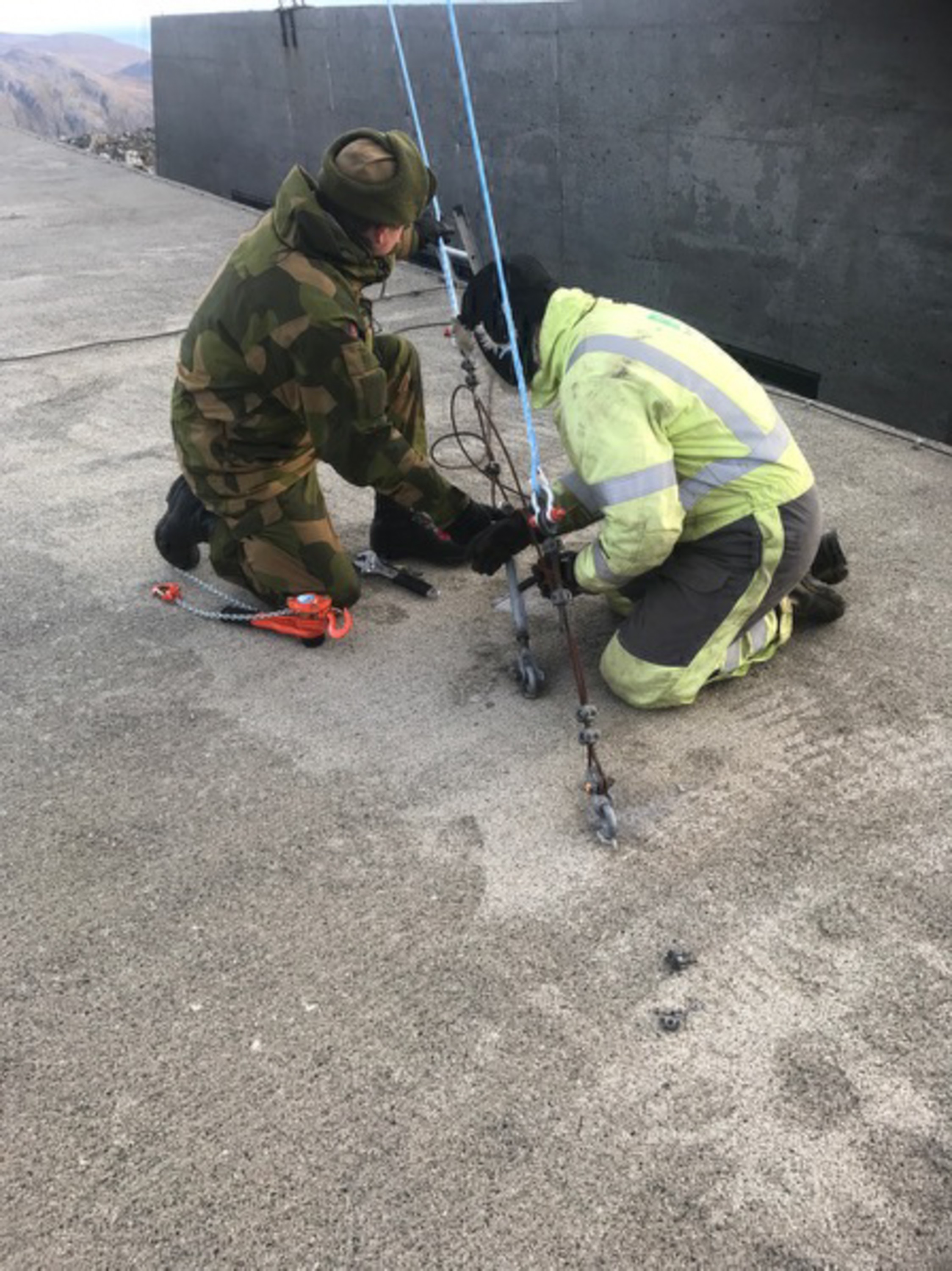 Skiftet barduner på sendermast - Radio Nordkapp