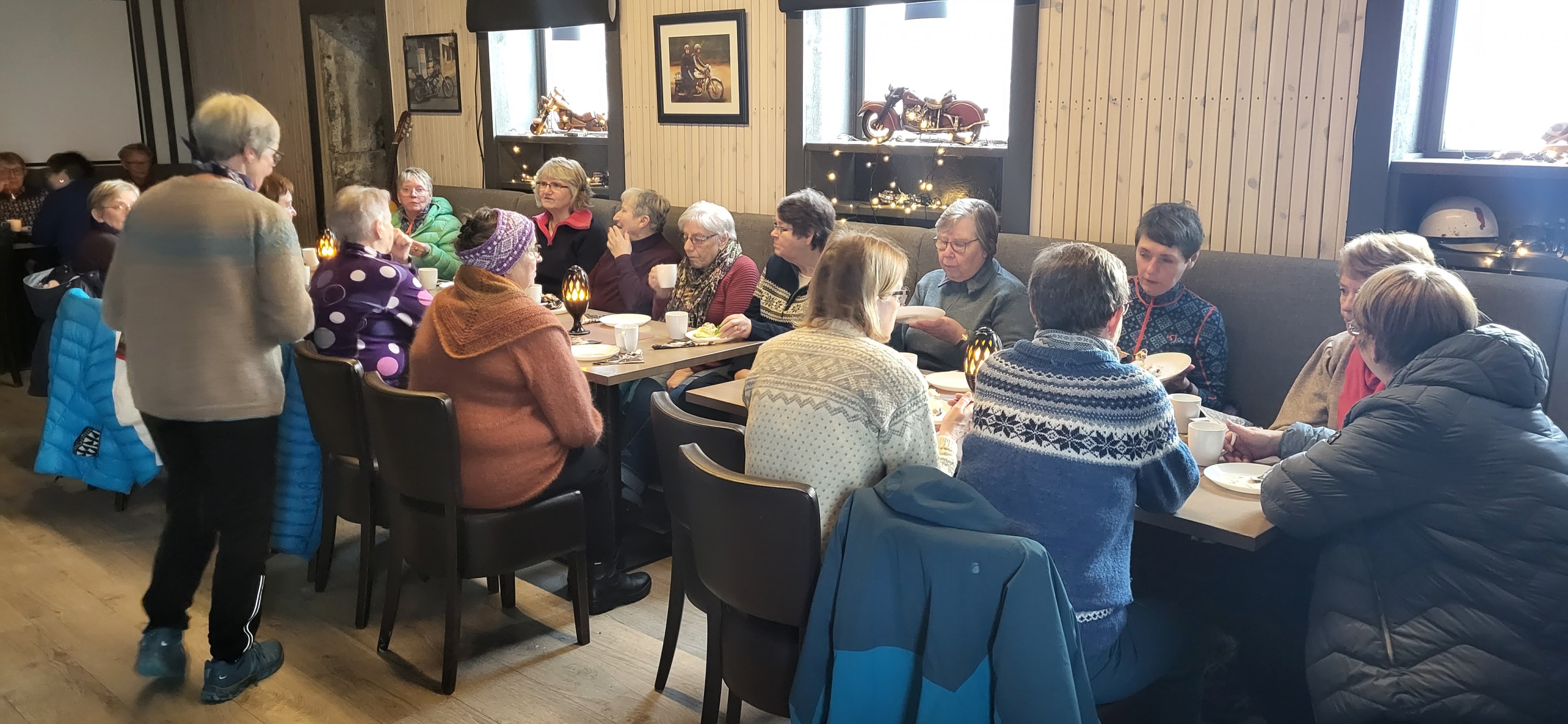 Kaffe og kaker hos Nordkapp MC-klubb - Radio Nordkapp